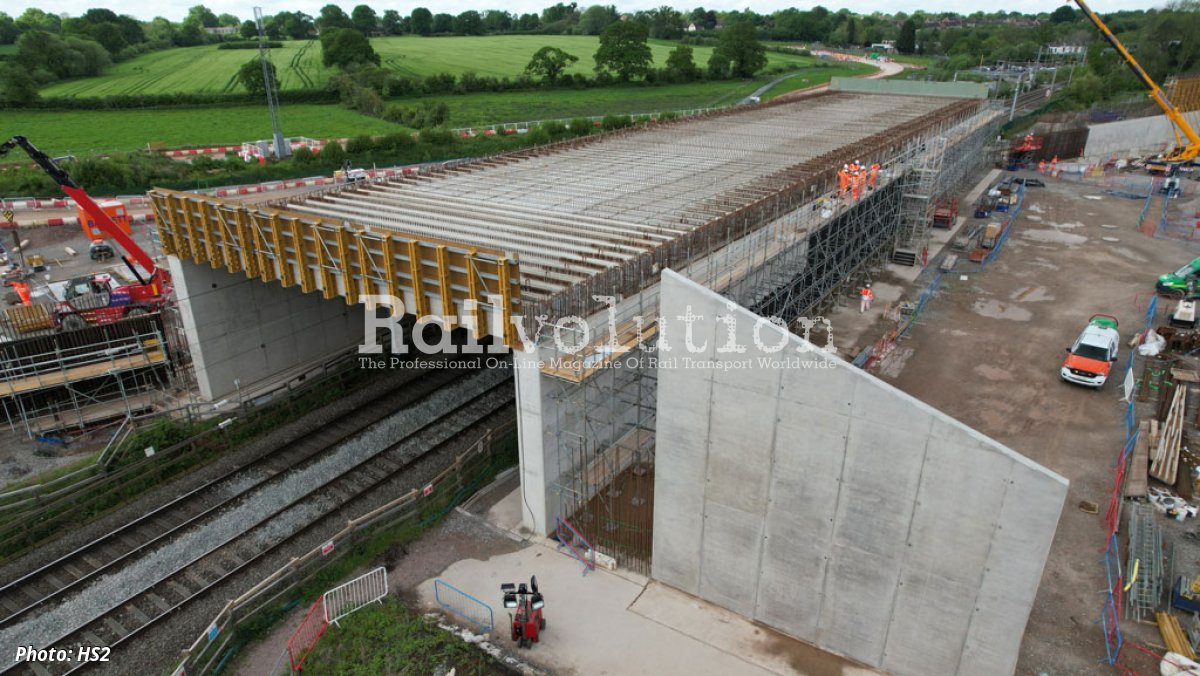 Huge beams lifted into place for new HS2 bridge near Kenilworth ...